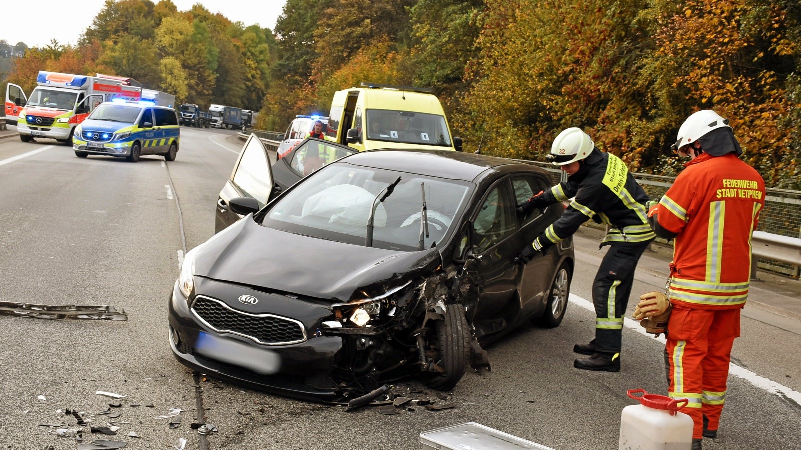 Schwerer Unfall in Siegen: Heftiger Zusammenstoß mit Lkw
