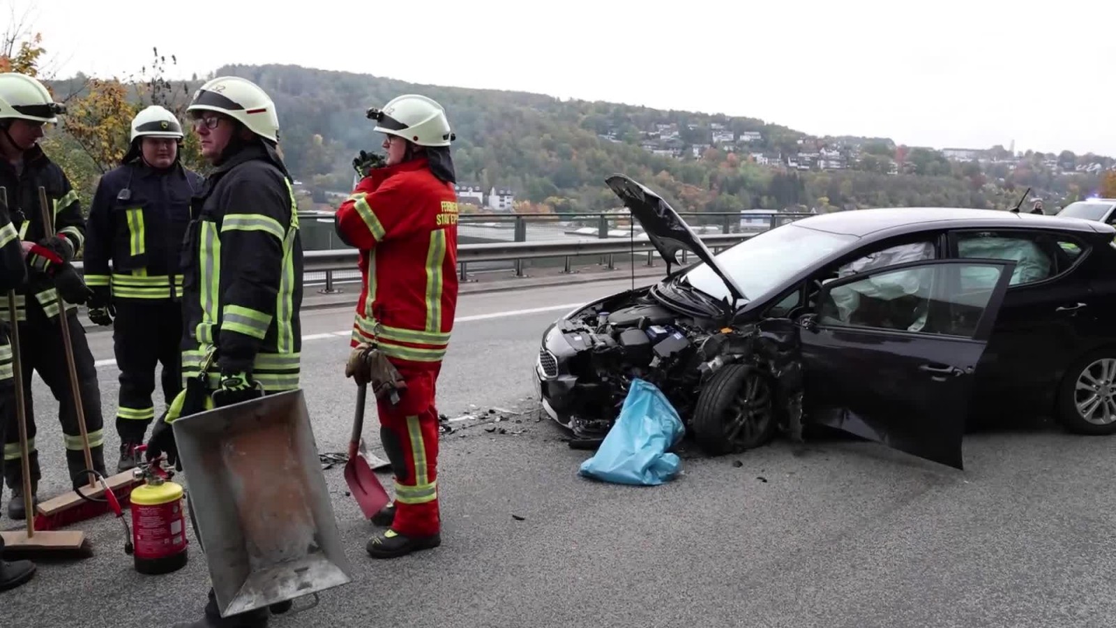 Schwerer Unfall in Siegen: Heftiger Zusammenstoß mit Lkw