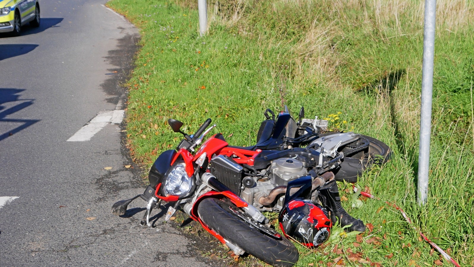 Fahrer übersieht Gegenverkehr: Motorradfahrer schwer verletzt