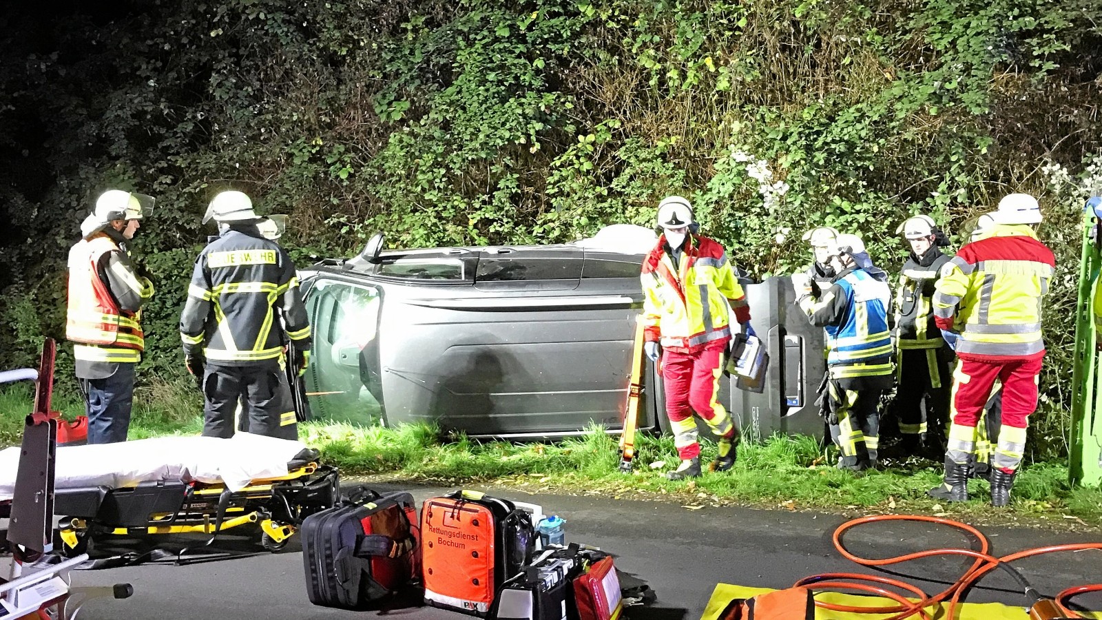 A 43 bei Bochum: Unfall-Auto alarmiert selber die Feuerwehr