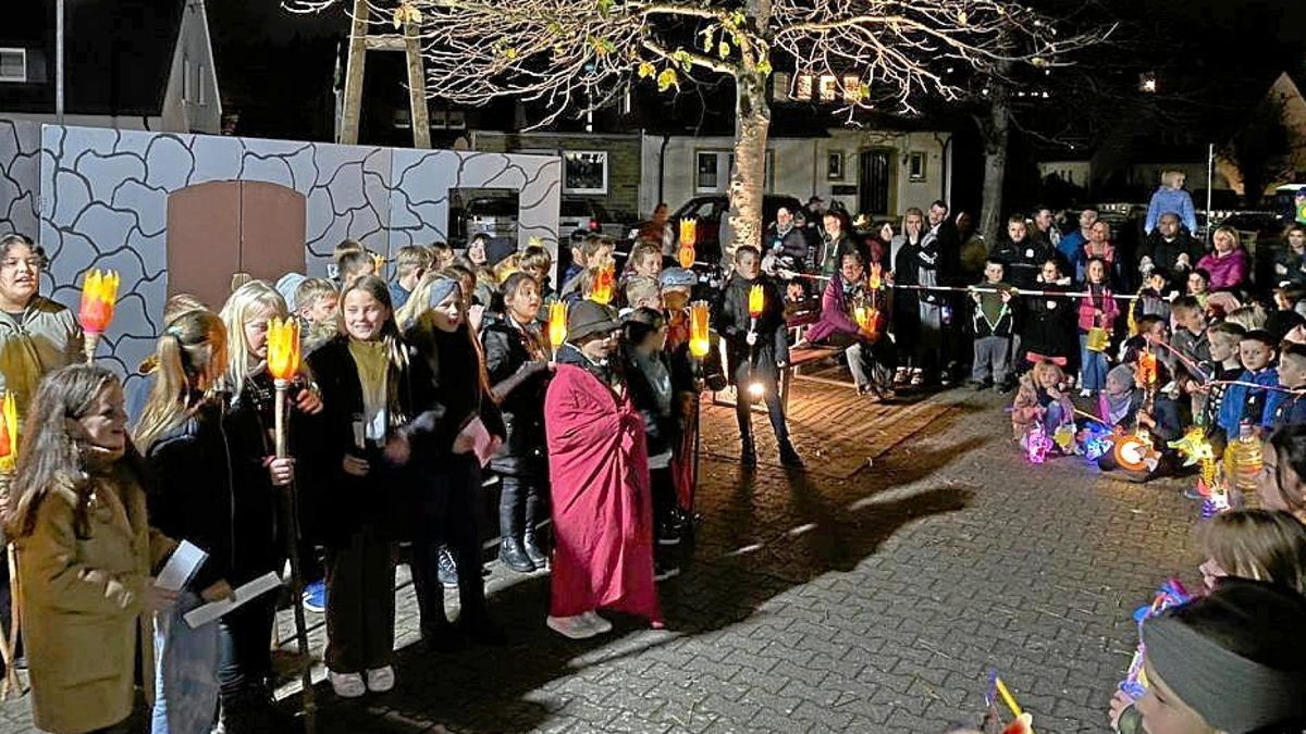 Hemer: Rund 200 Kinder ziehen mit Laternen durch die Becke