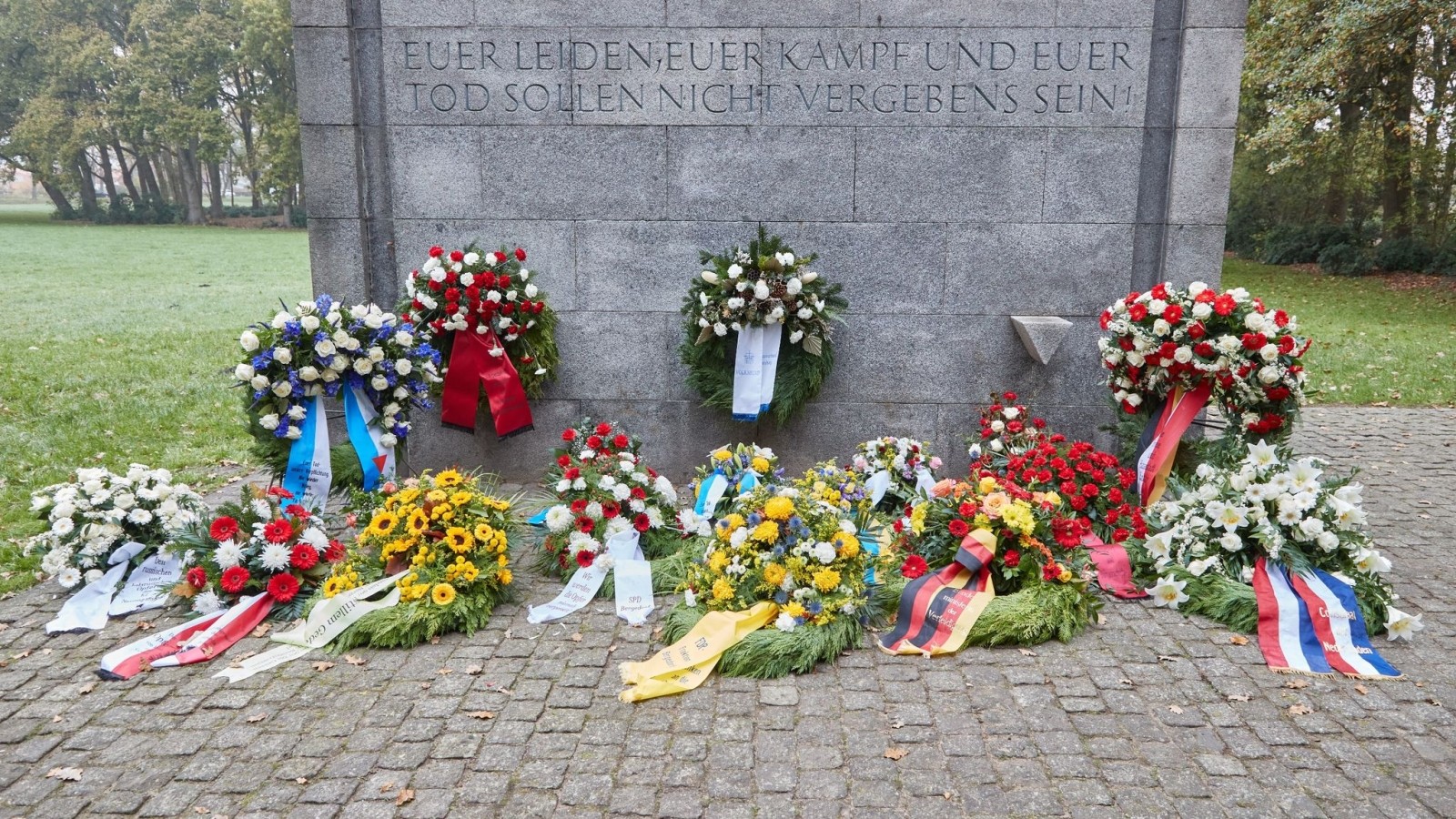 Hamburg gedenkt der Opfer von Krieg und Gewalt