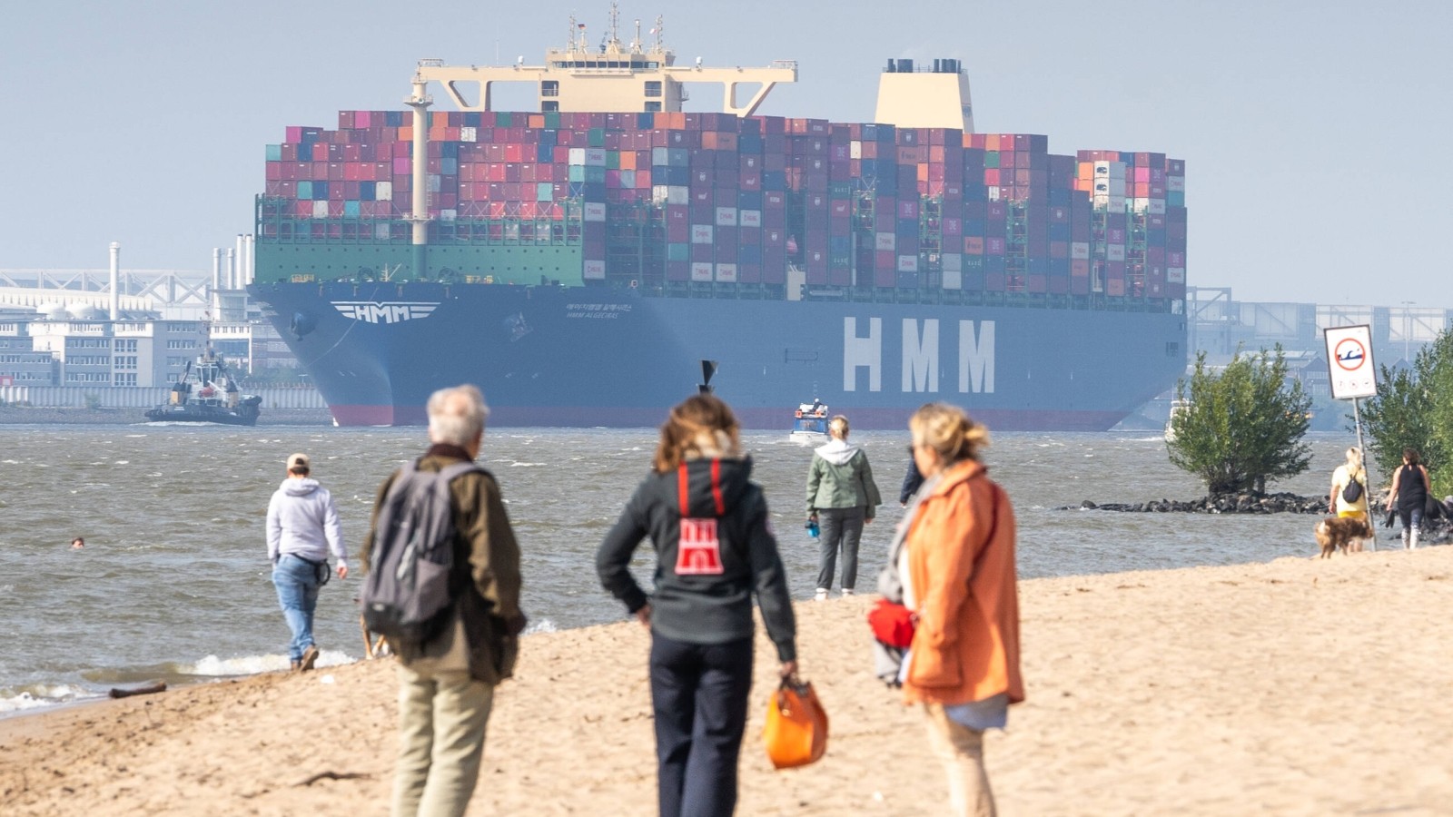 „HMM Algeciras“ im Hafen Hamburg: Eines der größten Containerschiffe ...