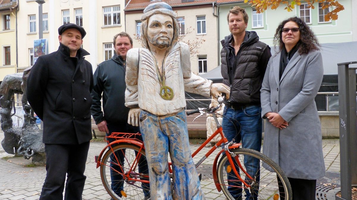 Jenaer Radler-König bringt Jesus Friedenssymbol