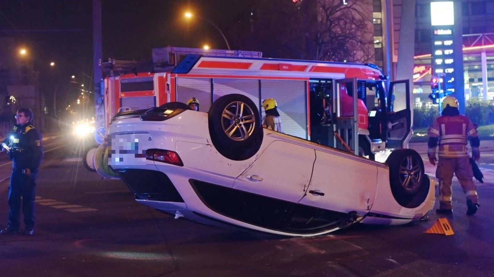 Berlin: Auto landet nach Unfall auf dem Dach