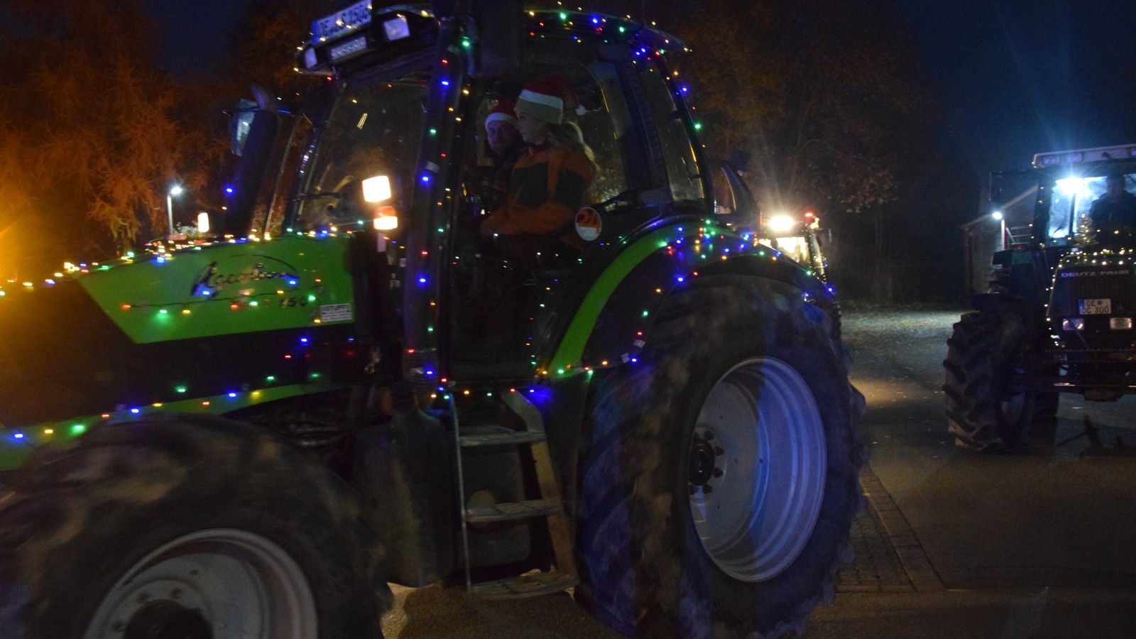Landwirte setzen mit beleuchteten Traktoren ein Zeichen