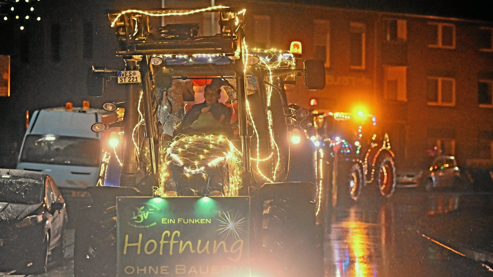 Lichterfahrt der Landwirte: Von Rees via Kleve nach Emmerich
