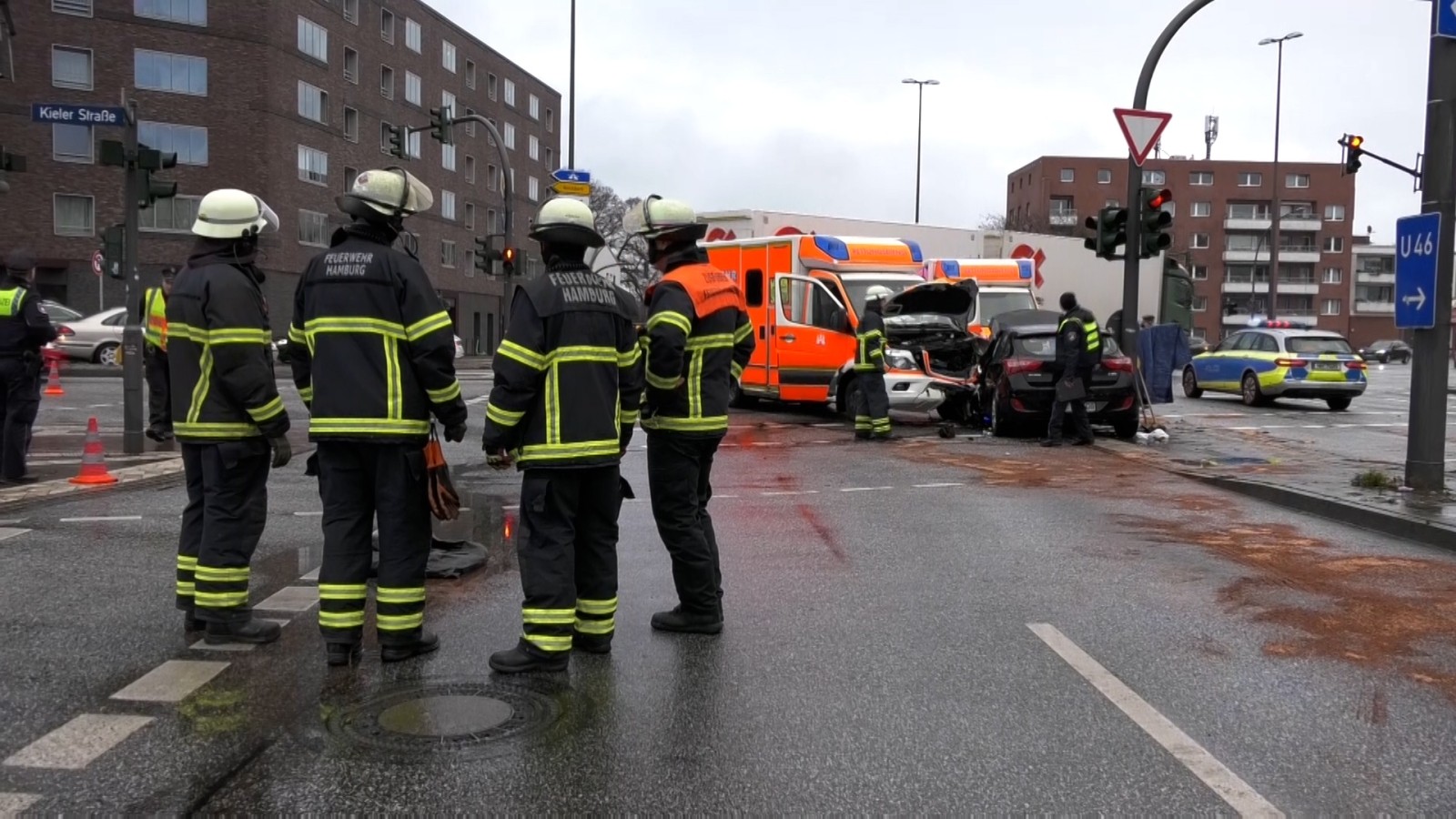 Polizei Hamburg: Zwei Verletzte bei Unfall mit Rettungswagen in Stellingen