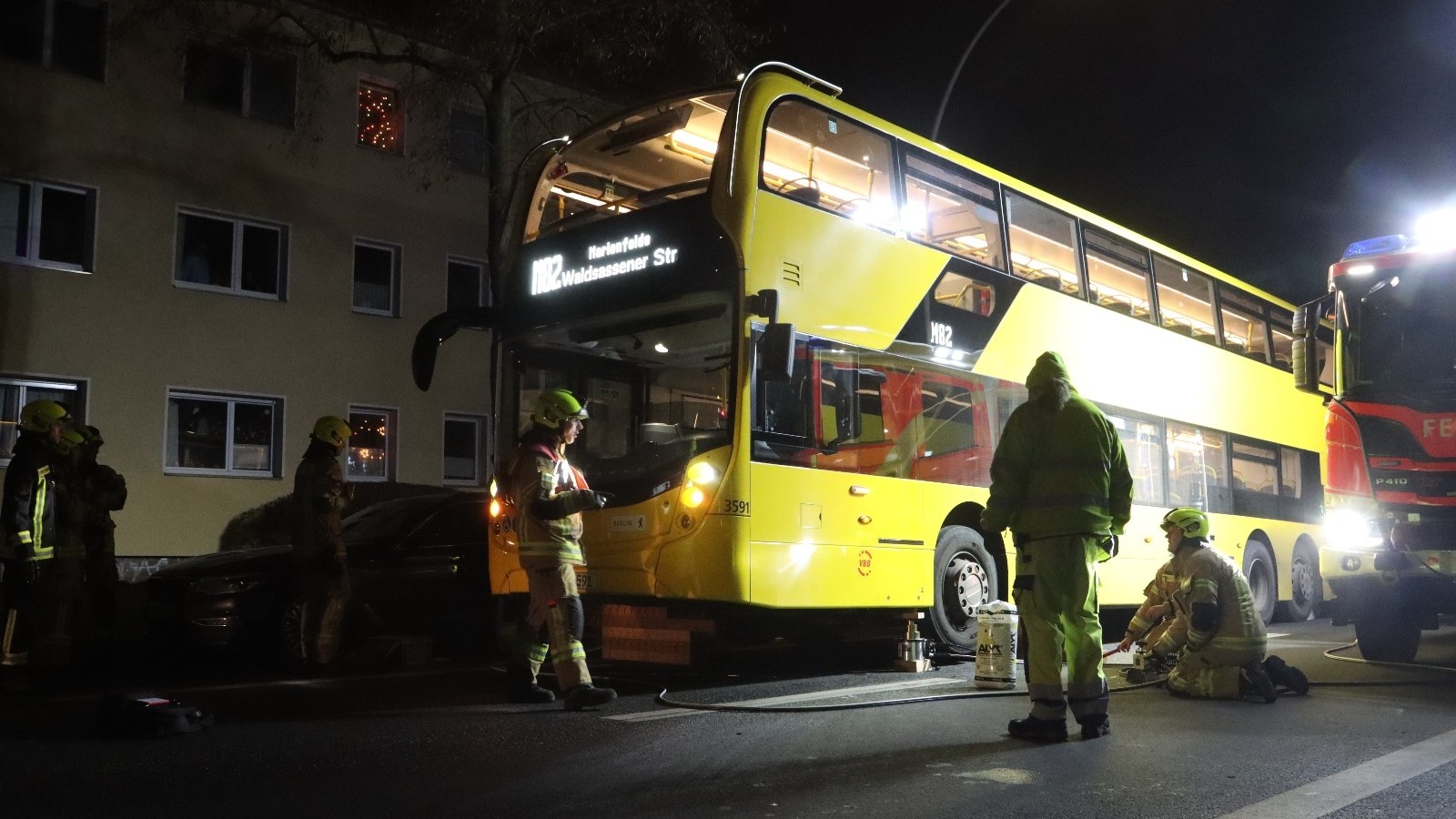 Jugendliche unter BVG-Bus eingeklemmt - 15-Jährige stirbt