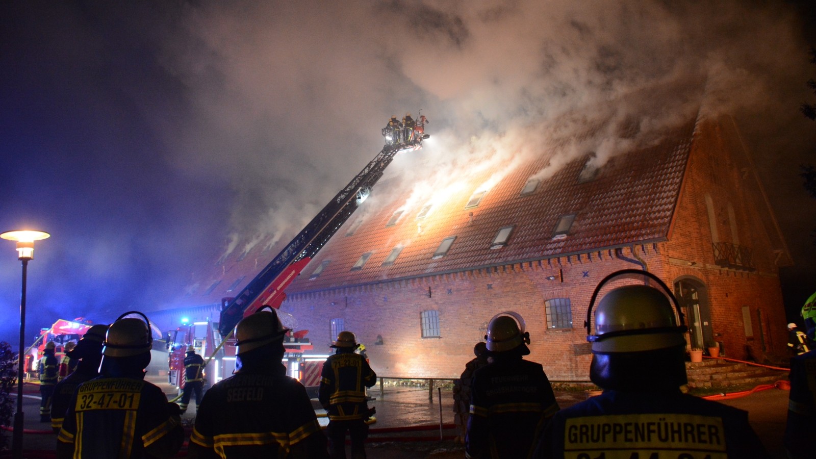 Feuerwehr Stormarn: Großbrand in Event-Location – Familie gerettet