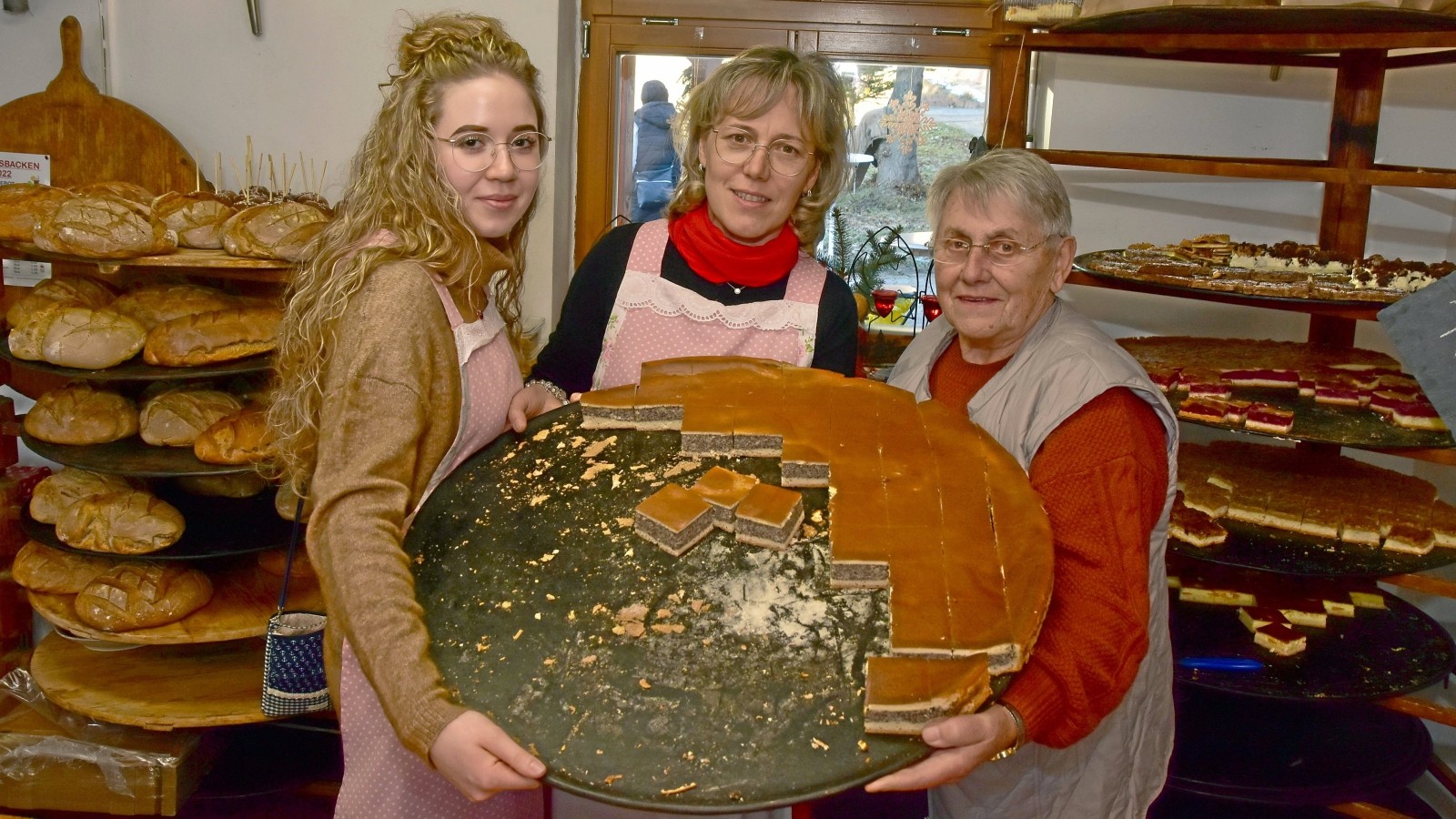 Mohnkuchen backen in dritter Generation beim Adventsbacken in Rockstedt