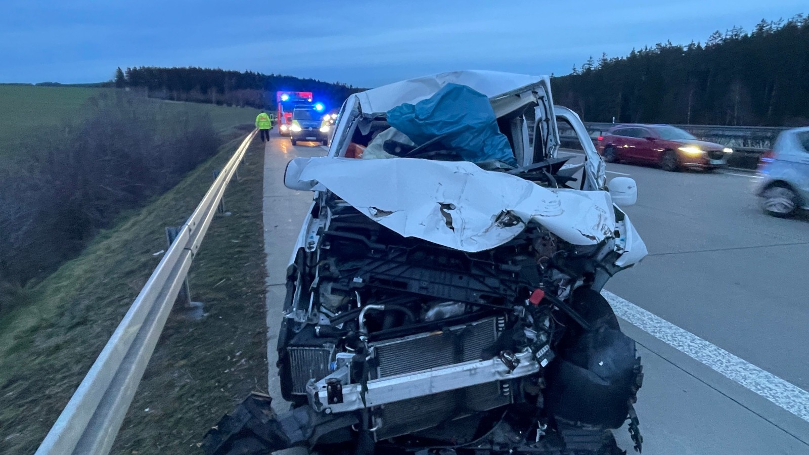Kleintransporter kracht in LKW - Ein Verletzter bei Unfall auf A9