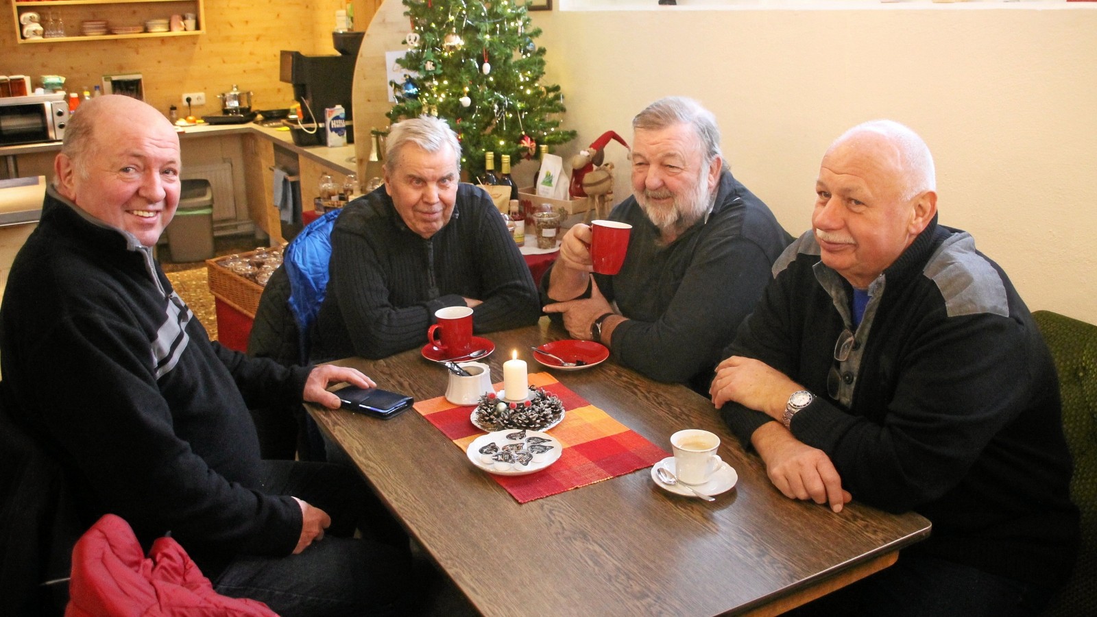 Dorfladen Finsterbergen gewinnt Preis: Der Stammtisch neben dem Regal