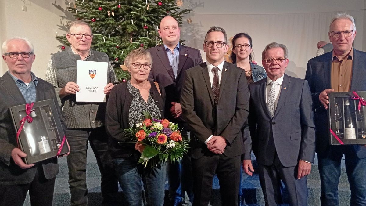 Horst Schiesgeries ehrt drei Bürger beim Neujahrsempfang in Müden