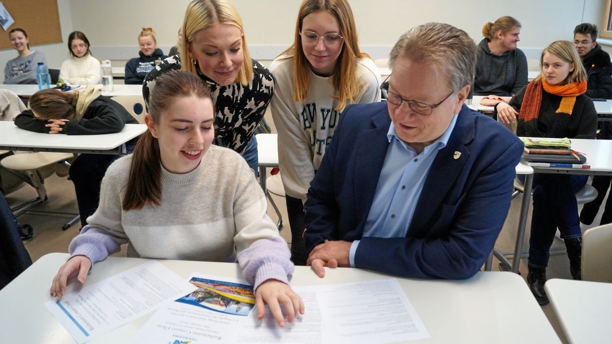 Ralph Lenkert übergibt 1000-Euro-Spendenscheck in Gera