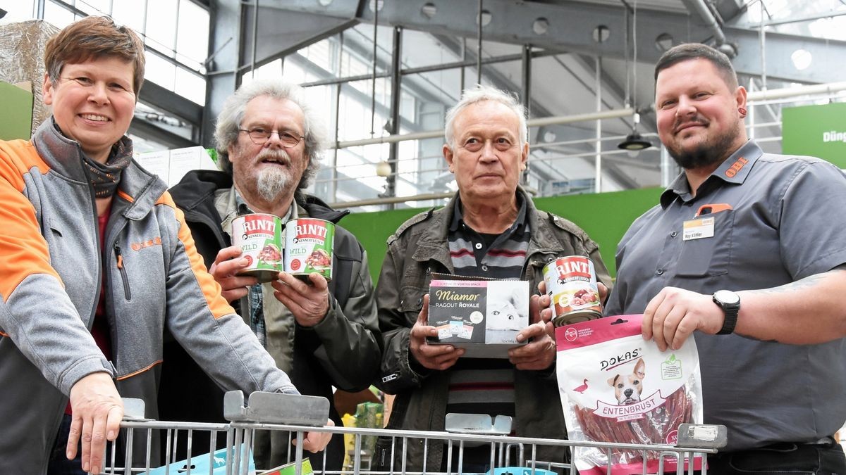 Box voller Hundefutter an Lisker übergeben