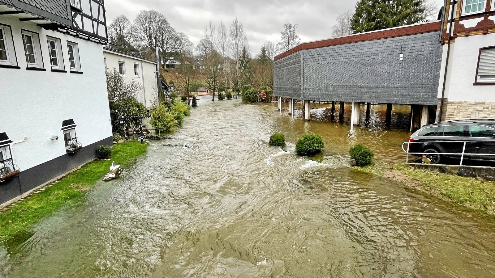 Hochwasser in Erndtebrück: Eder tritt über die Ufer