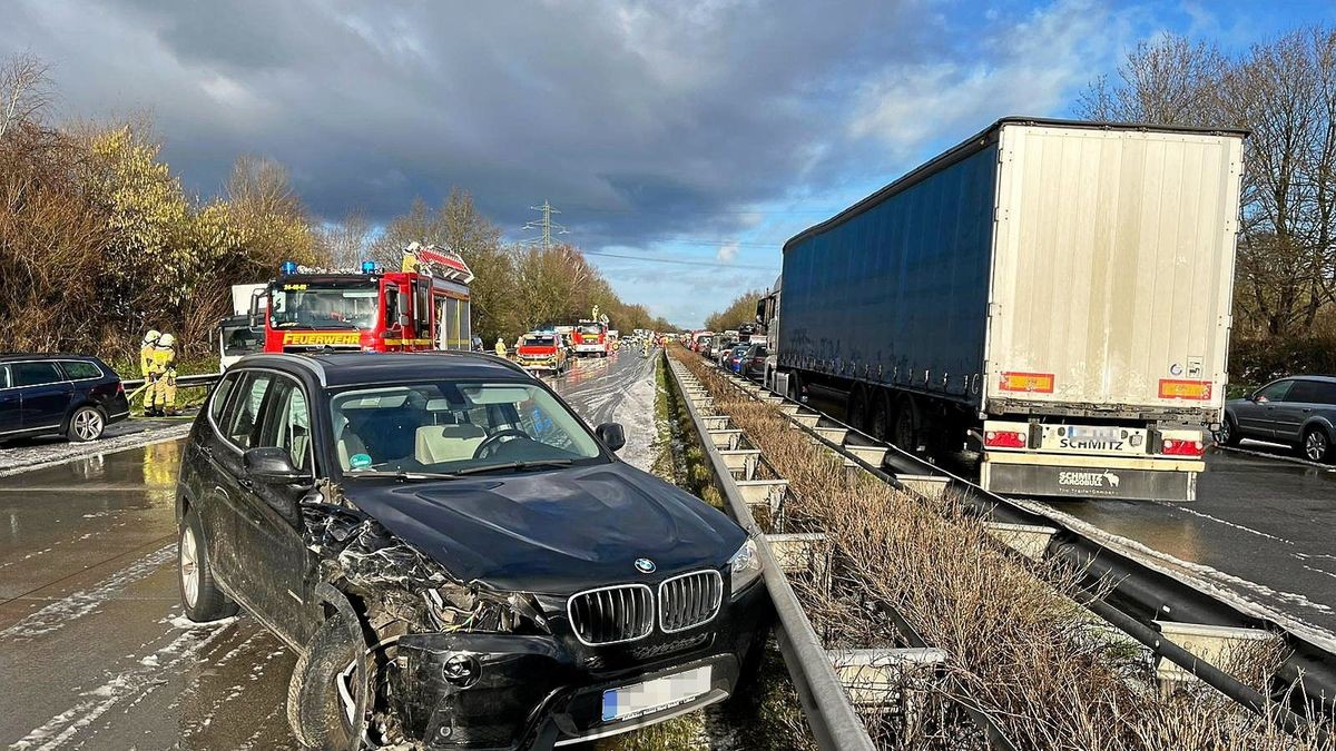 A23 Unfall: Massenkarambolage nach Hagel – Autobahn voll gesperrt