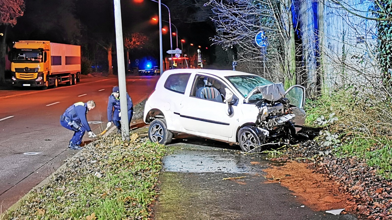 Auto prallt in Oberhausen gegen Wand: Fahrer stirbt