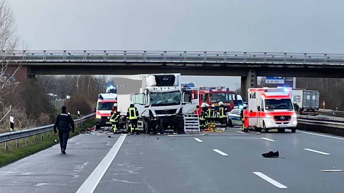 Schrecklicher Unfall auf der A1 bei Sittensen: Lkw-Fahrer stirbt nach Frontalcrash