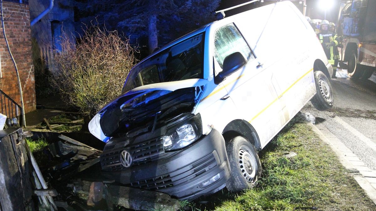 Unfall im Landkreis Nordhausen: Betrunkener Fahrer im Auto eingeklemmt