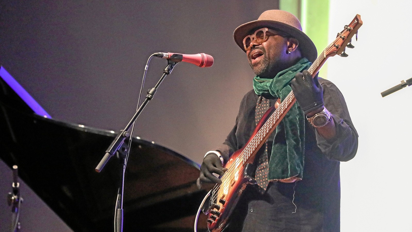 Lutherkirche Duisburg: Publikum feiert Bassisten Etienne Mbappe