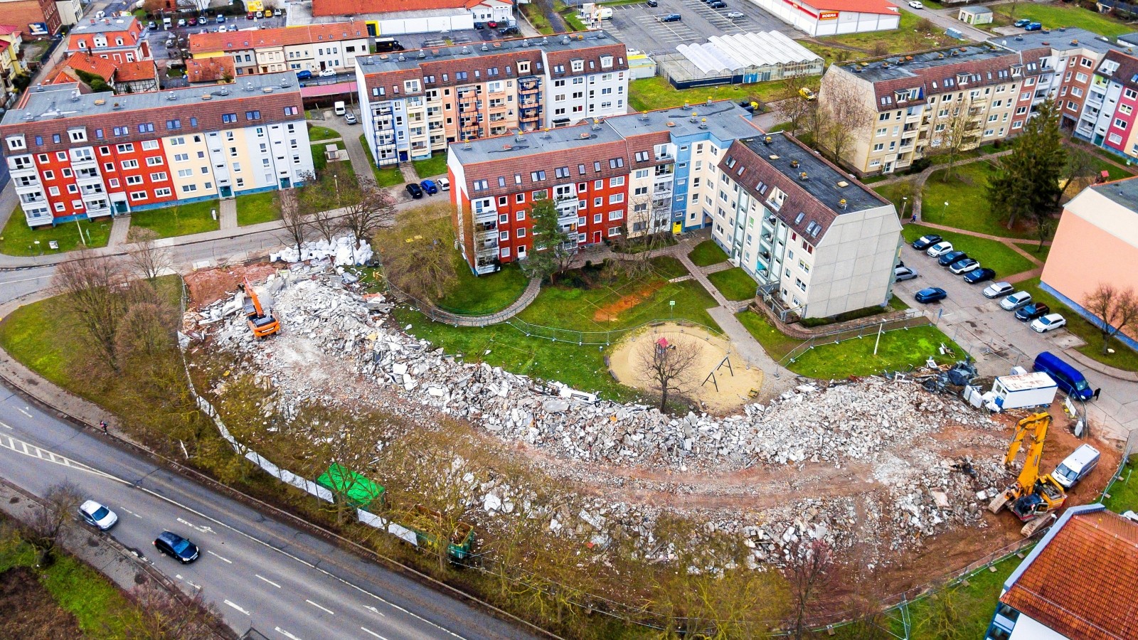 Video zeigt gigantischen Schuttberg in Mühlhausen: DDR-Platten platt ...