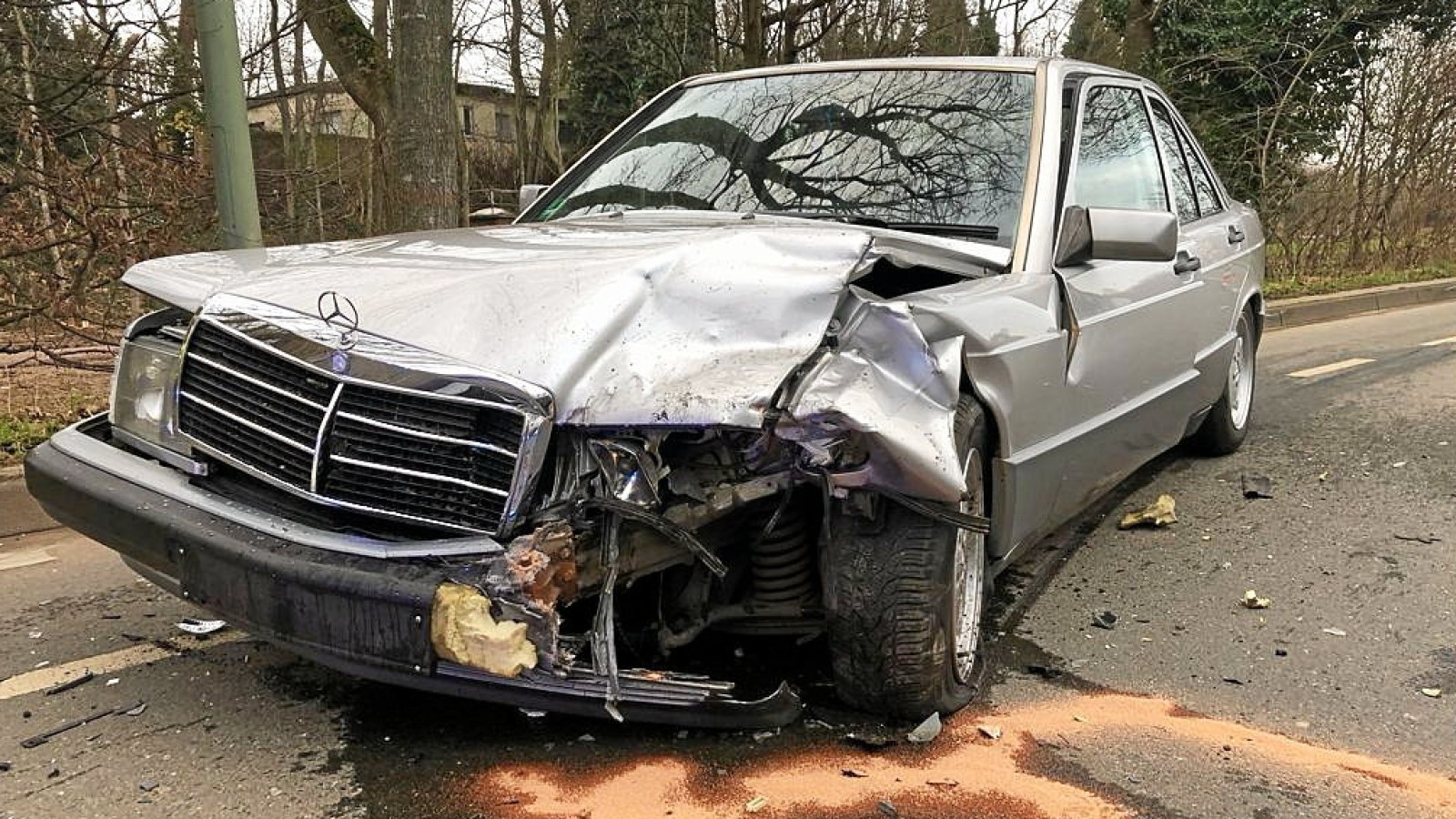 Unfall: Mercedes-Fahrer rast mit 100 km/h durch Duisburg