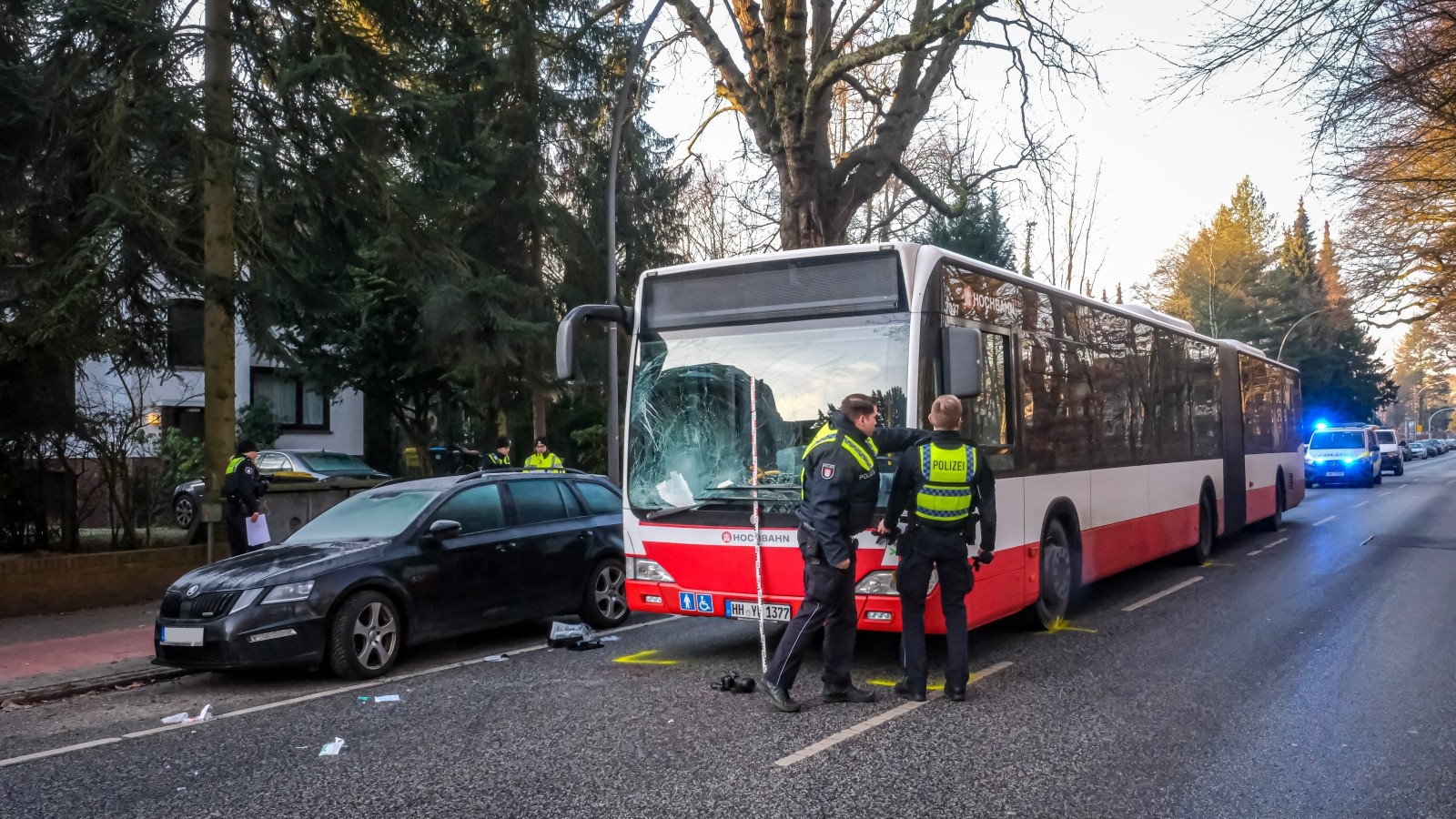 HVV: Unfall mit Linienbus in Hamburg – Mann schwer verletzt