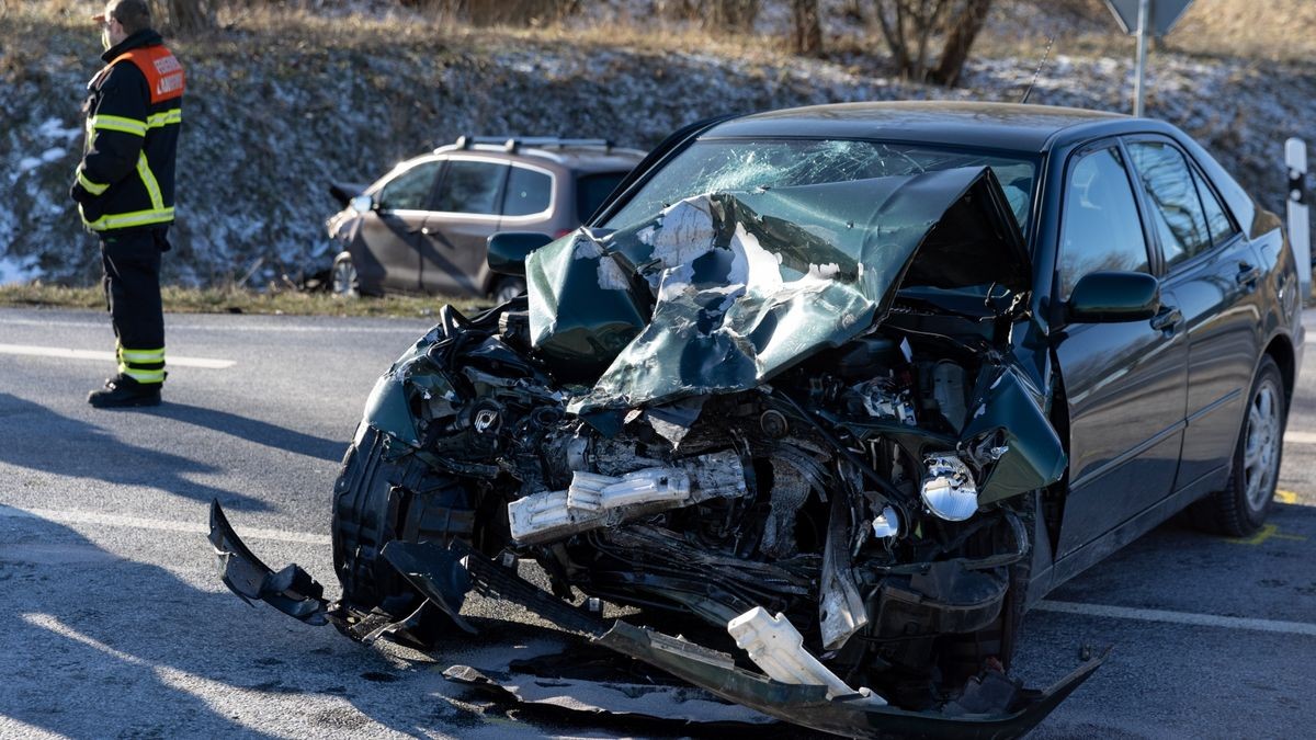 Mann nach Unfall auf der B88 im Ilm-Kreis mit schwersten Verletzungen ...