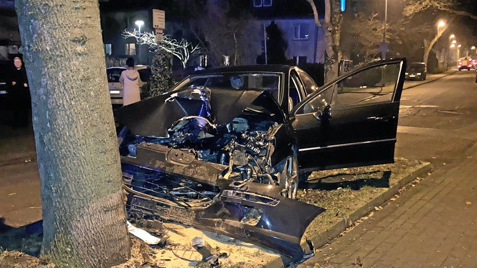 Update +++ Verkehrsunfall in Hattingen: Pkw prallt frontal gegen Baum