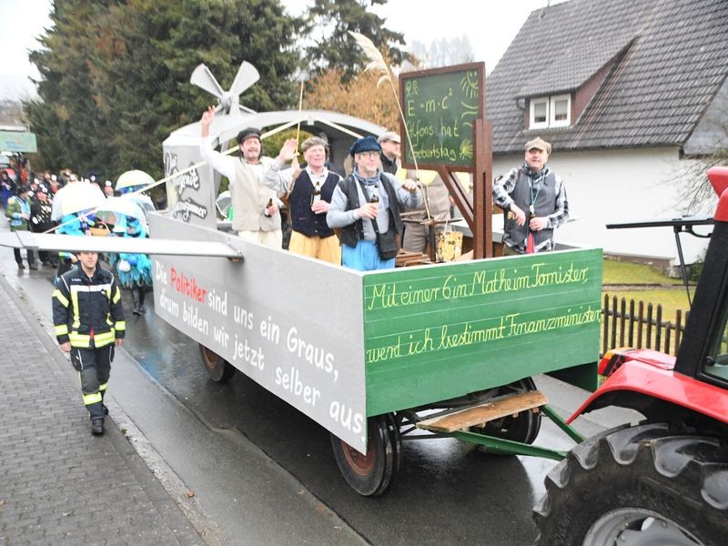 Liesen feiert Karneval mit großem Umzug durch das Dorf