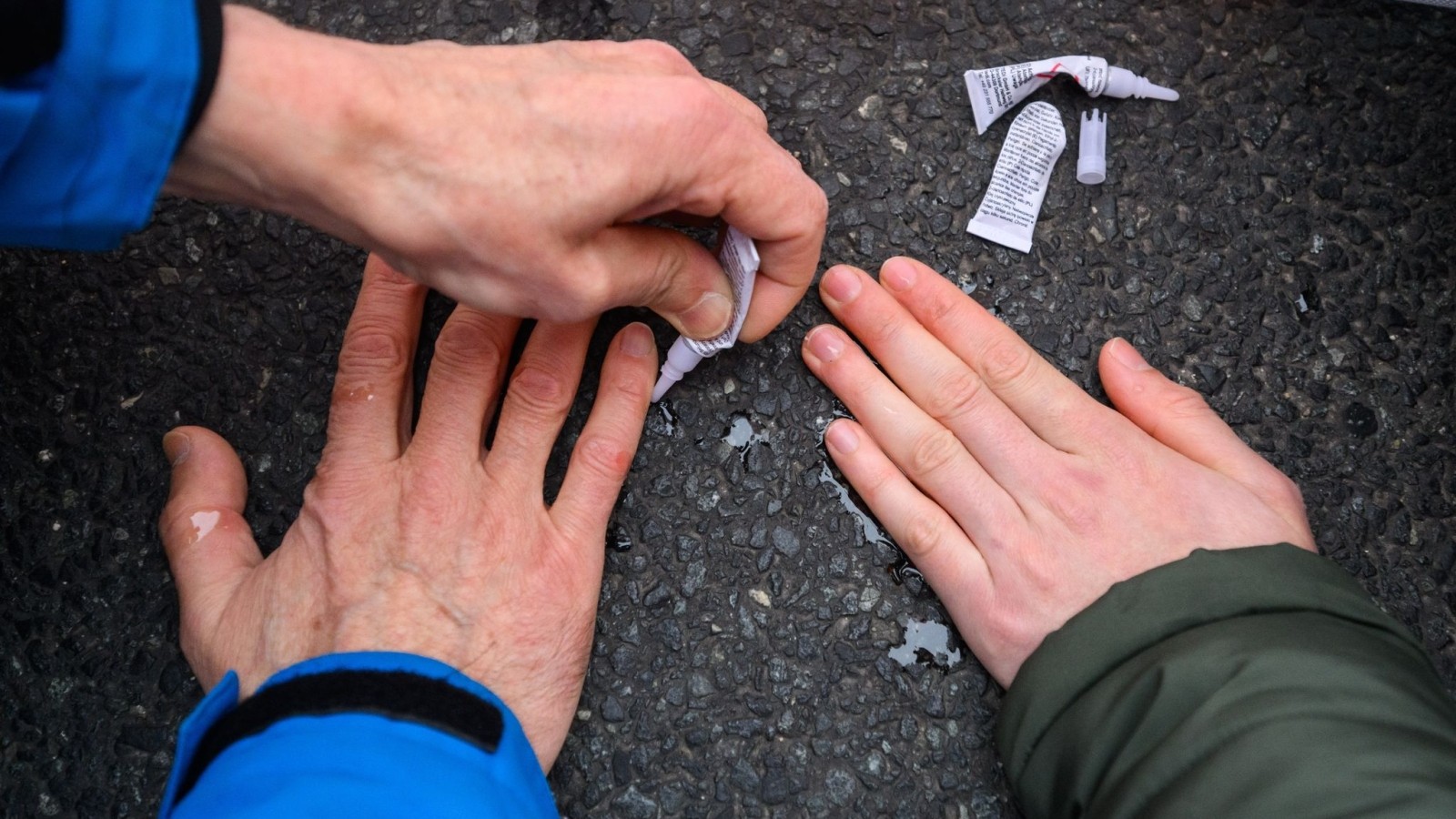 Klimakleber blockieren Verkehr und behindern Rettungswagen
