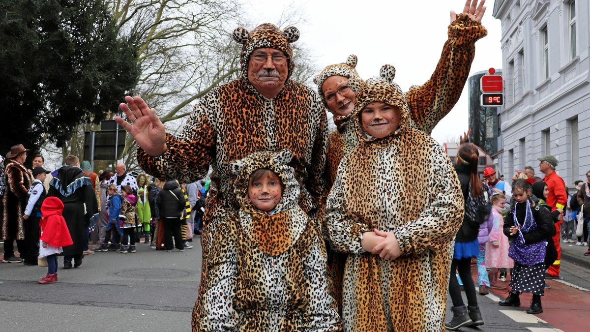 Rosenmontagszug in Rheinberg: Tausende feiern den Karneval