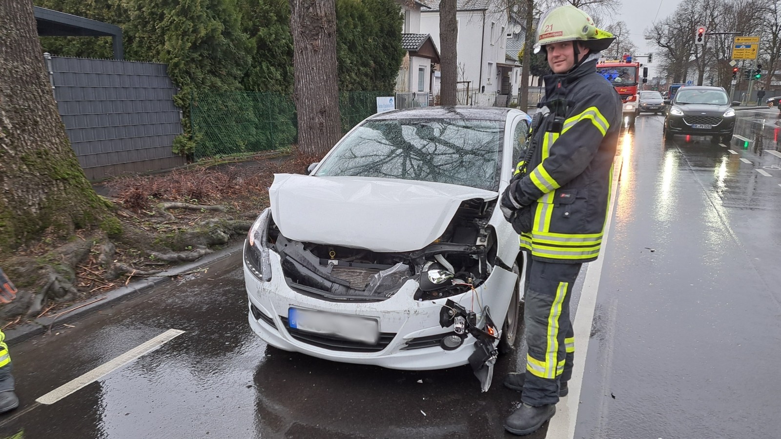 Schwerer Unfall in Kreuztal: Fahrerin (18) reagiert zu spät