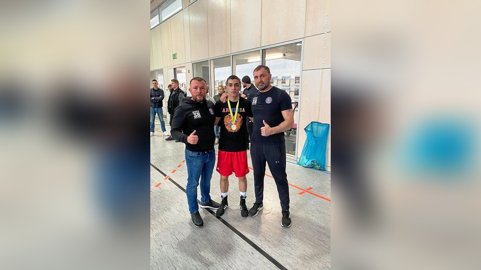 Hakob Barikyan vom BC Gifhorn feiert Titelgewinn