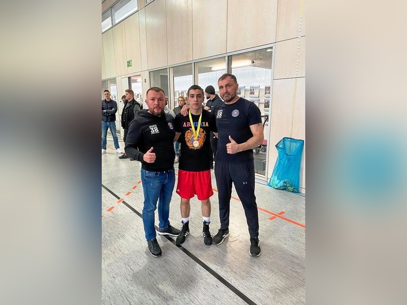 Hakob Barikyan vom BC Gifhorn feiert Titelgewinn