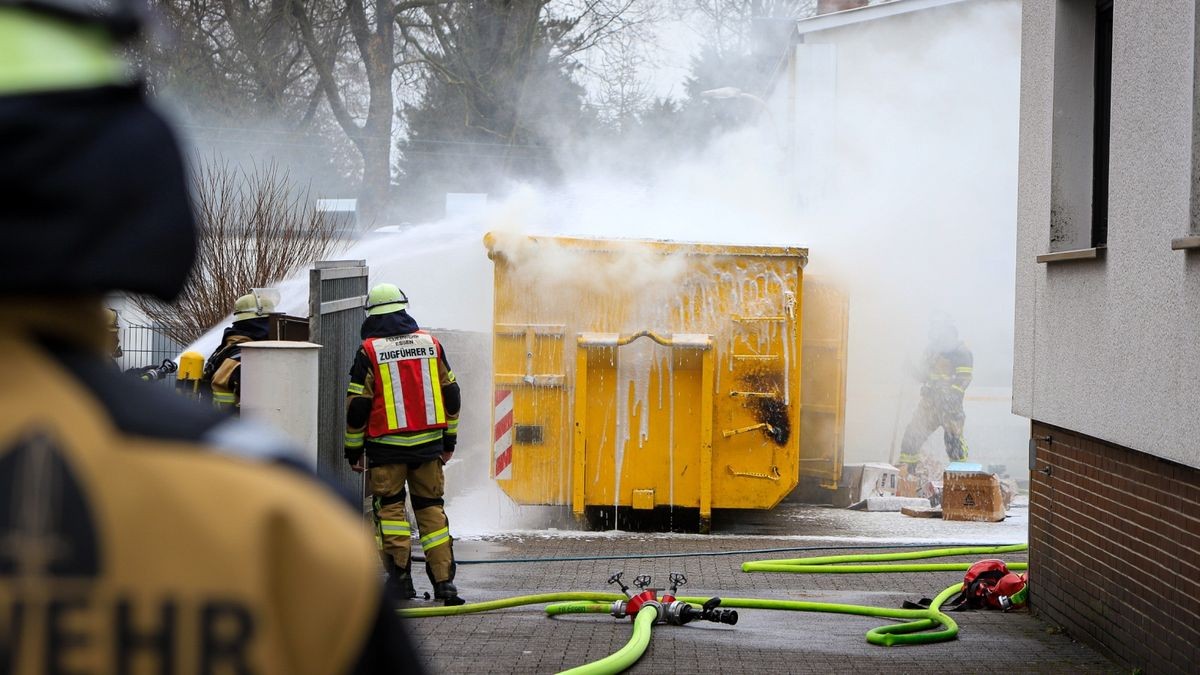 Feuerwehr löscht Container-Brand in Essen-Leithe