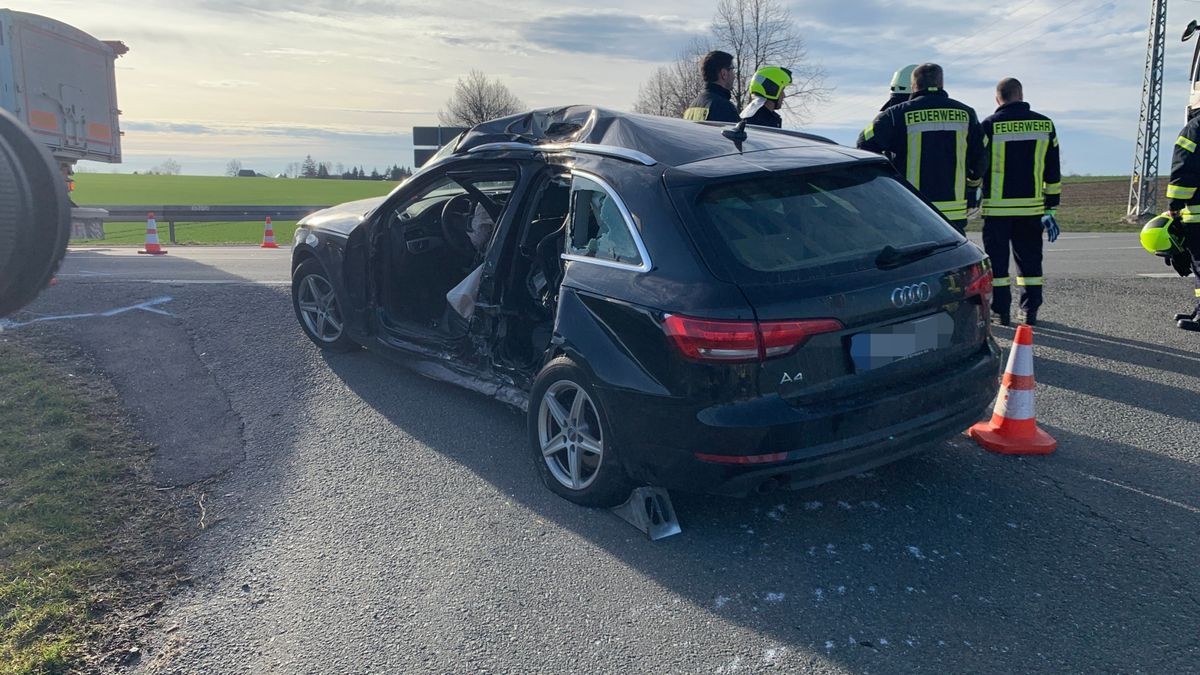 Schwerverletzter nach Unfall im Landkreis Greiz: Lkw kracht in Autoseite