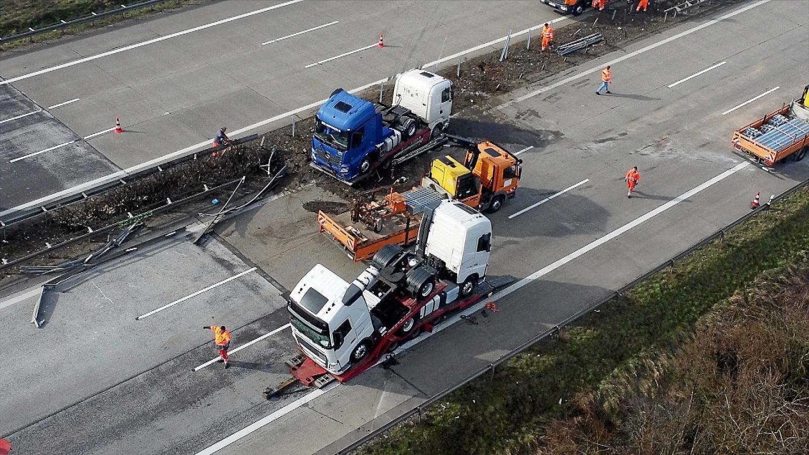 Unfall auf der A2 Richtung Magdeburg – Lkw durchbricht Leitplanke
