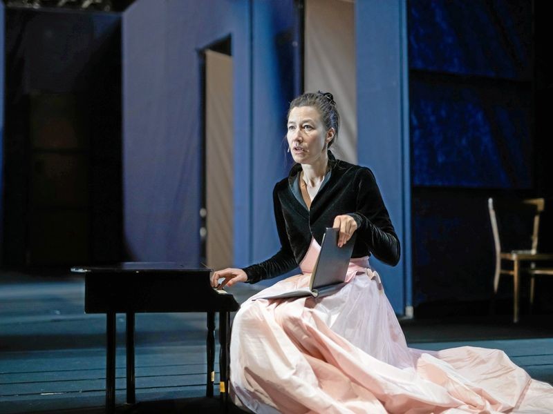 Andrea Breth am Berliner Ensemble: Auf dass alles einen Sog ergebe