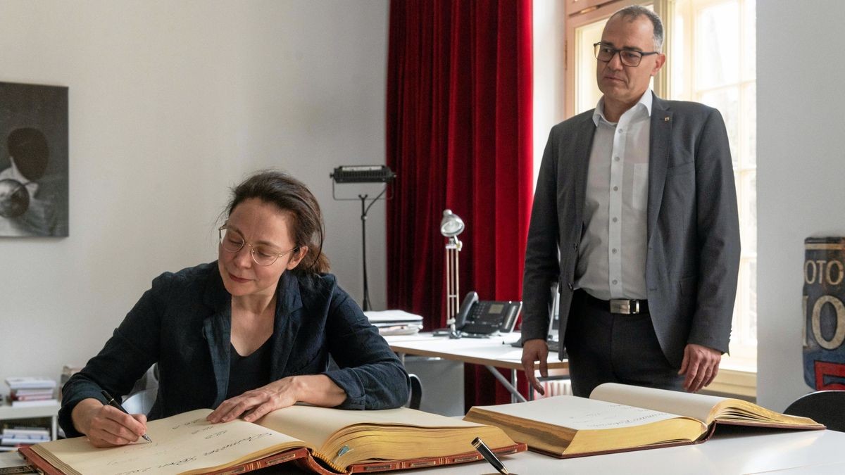 Thea Dorn mit pointierter Rede vor vollen Sitzreihen