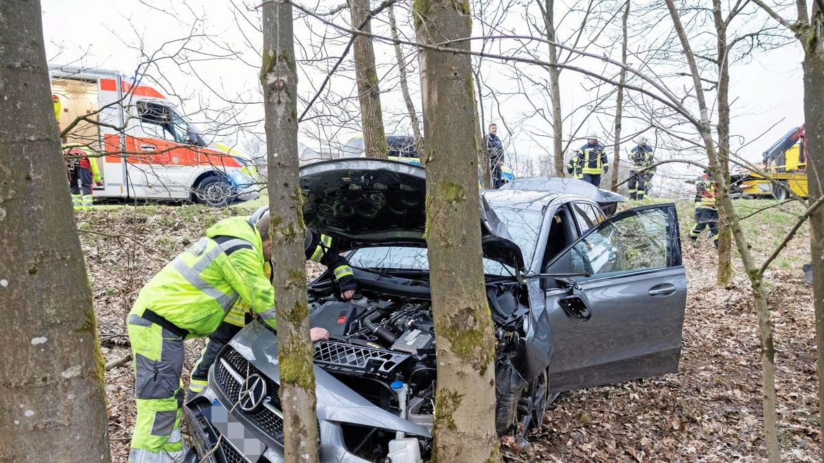 79-jährige Mercedes-Fahrerin rutscht mit Auto in Böschung