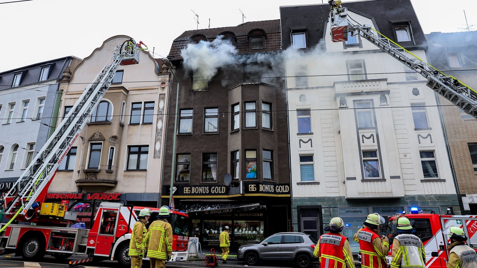 Feuer in Hochfeld: Menschen aus brennendem Haus gerettet