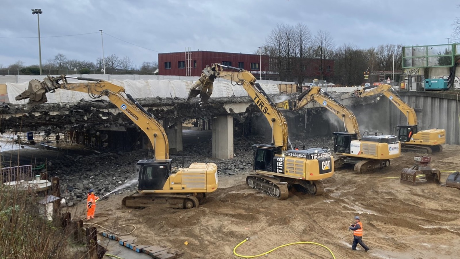 A7 und Elbtunnel gesperrt – Bagger "fressen" Riesen-Brücke weg
