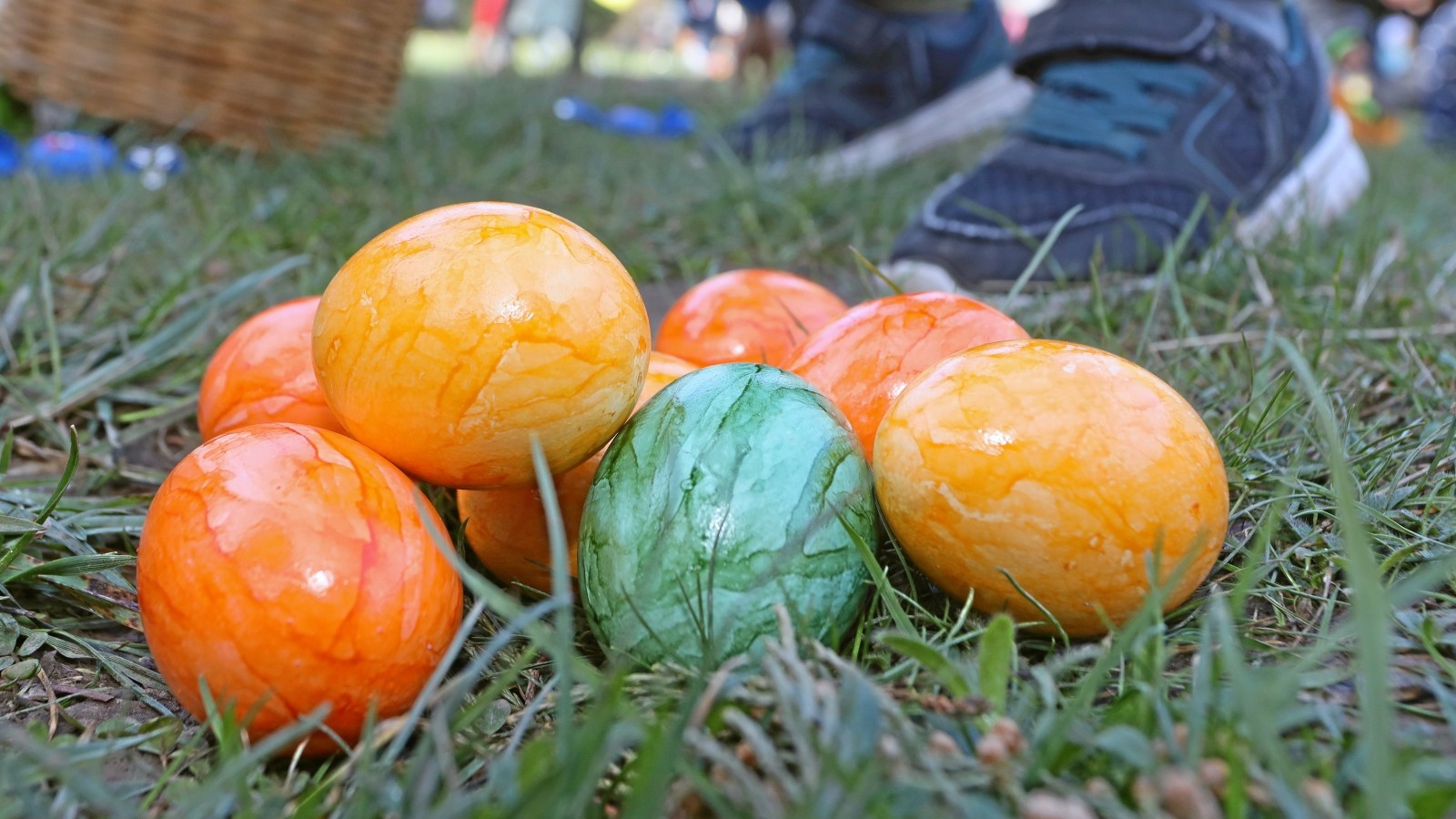 Berga: Osteromi erzählt die Geschichte vom Hasen Hopsi