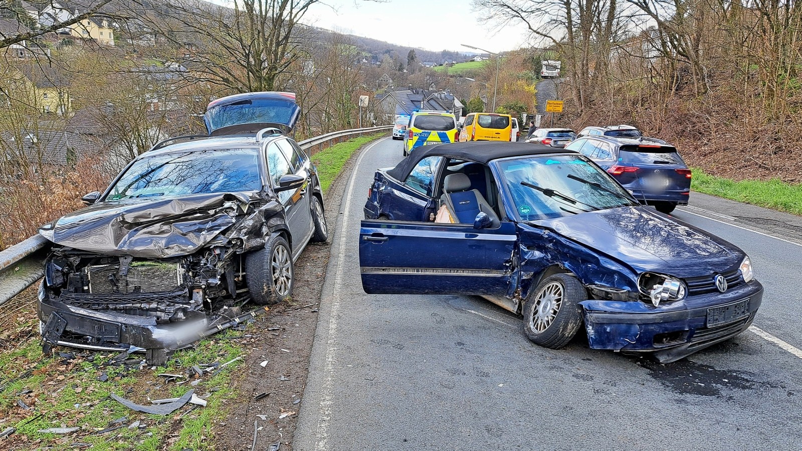 Schwerer Unfall: Golf Cabrio kollidiert mit Gegenverkehr
