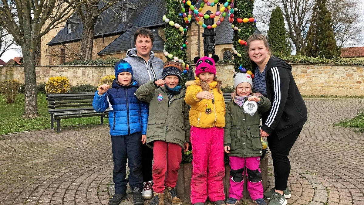 Leubinger Brunnenplatz für Ostern geschmückt