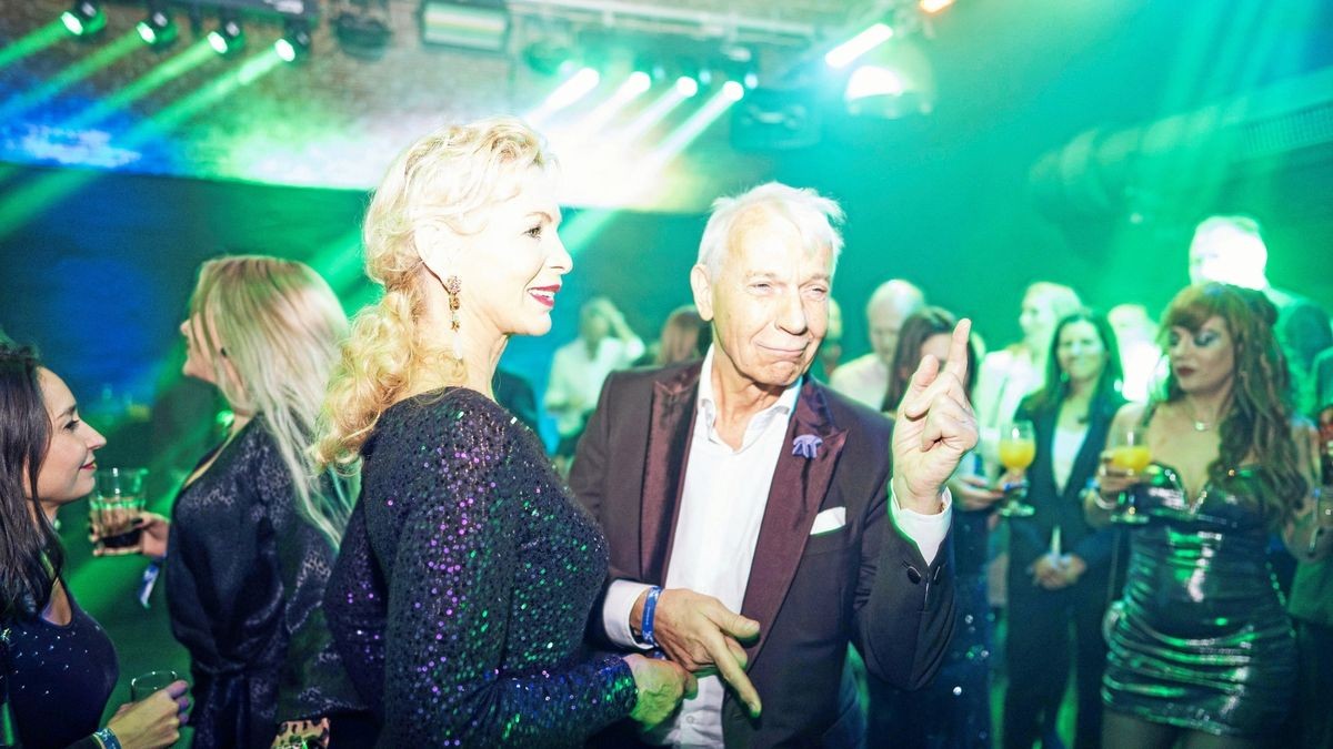 Promi Hamburg: Eventmanager Sören Bauer feiert große Champagner-Party