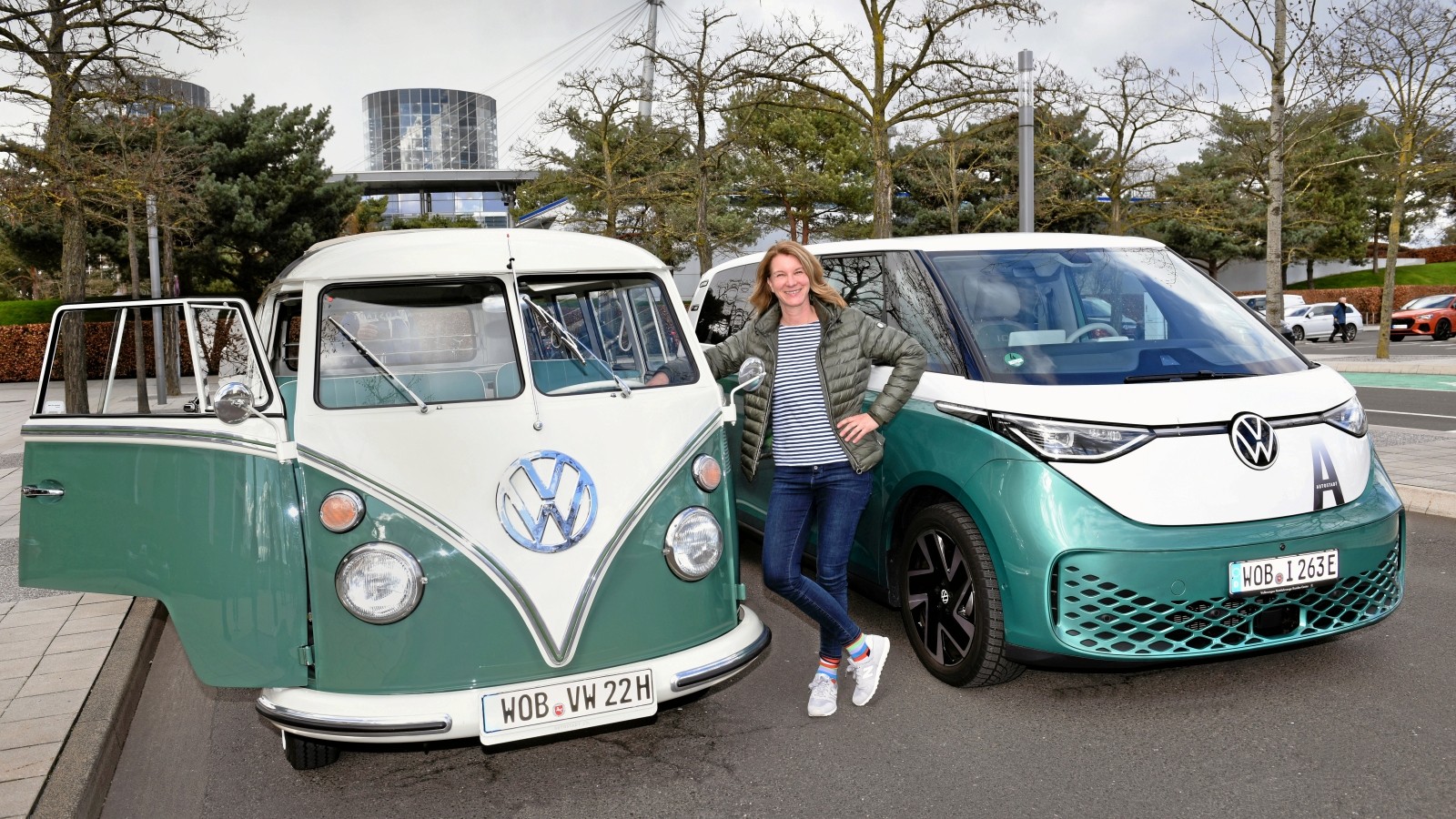 T1 meets ID.Buzz: Original-Opa trifft Elektro-Enkel von VW